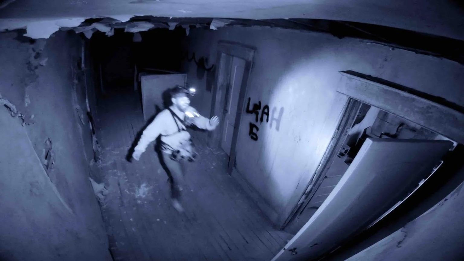 [HorrorScience] Deadstream: La Transmisión en Vivo que Despierta el Terror en una Casa Embrujada ...